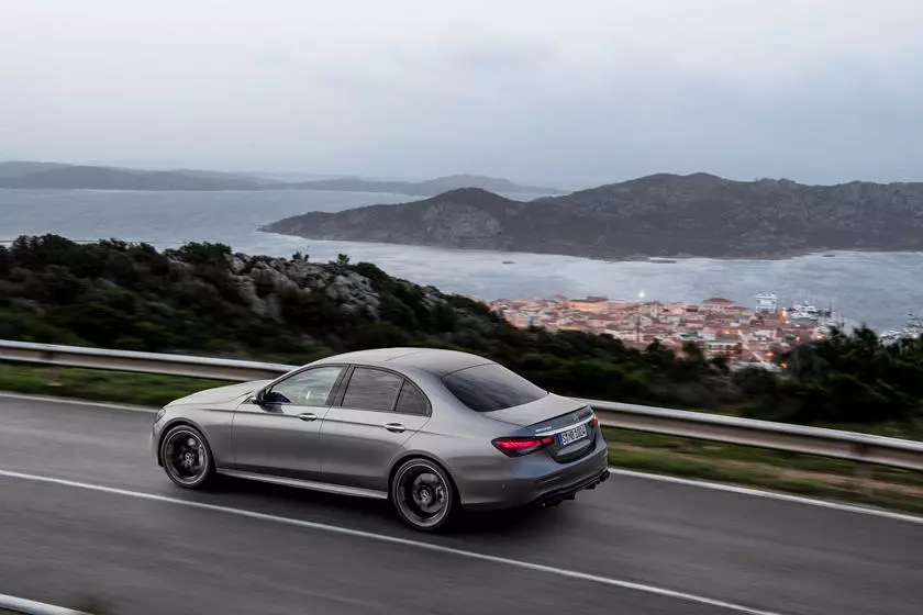 Mercedes-AMG E53 2021 года прыходзіць з палепшаным стылем і новай тэхнікай 19613_16