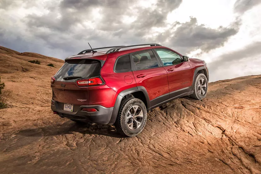 Vue d'angle arrière du Jeep Cherokee 2014-2021