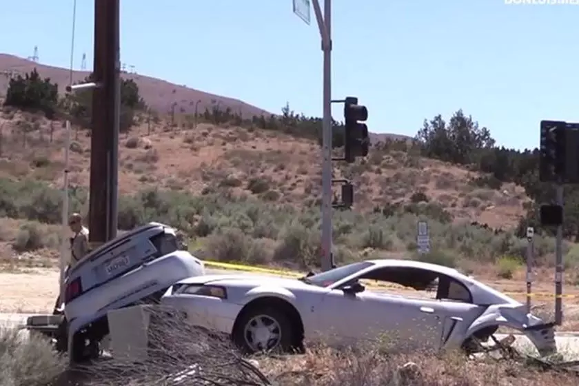 Η Ford Mustang χωρίζεται στη μέση στο Street Racing Smash-Up