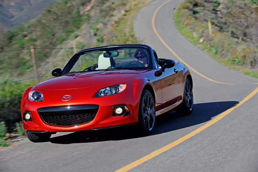 2013-2015 Mazda MX-5 Miata कन्व्हर्टेबल फ्रंट व्ह्यू ड्रायव्हिंग