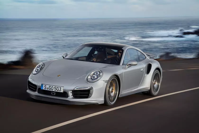 2013-2015 Porsche 911 Turbo Coupe Front View မောင်းနှင်ခြင်း။