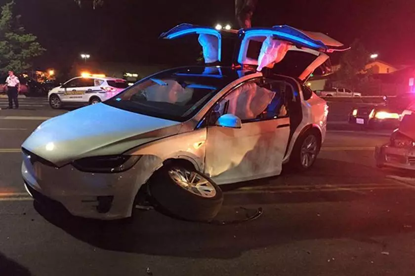 Homem agradece Tesla por salvar sua vida após carro roubado bater no Model X