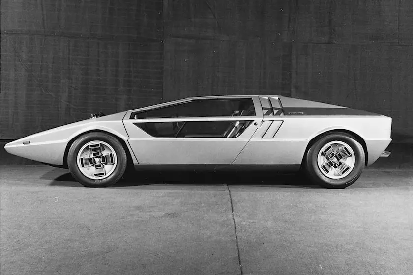 Maserati fiert 50 jier fan syn byldbepalende Boomerang Concept Car 19964_3