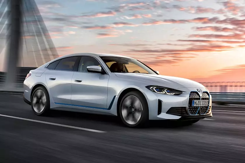 2022 BMW i4 มุมมองด้านหน้าในการขับขี่