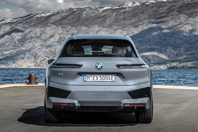 2022-2023 BMW iX უკანა ხედი