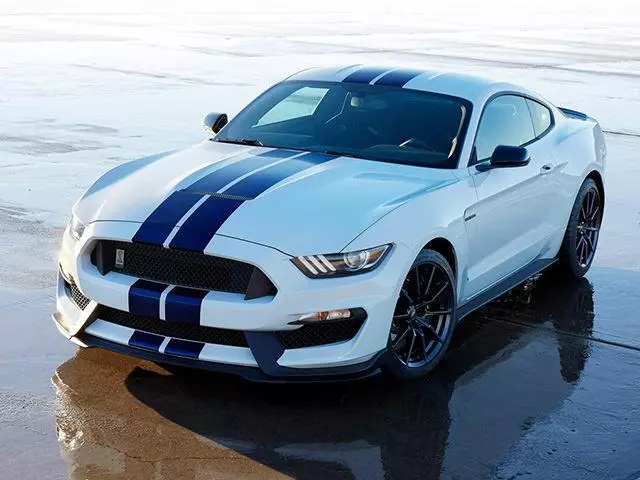 Ford está en apuros e o Mustang perde a coroa de vendas para Camaro 2009_1