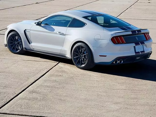 Ford está en apuros e o Mustang perde a coroa de vendas para Camaro 2009_2