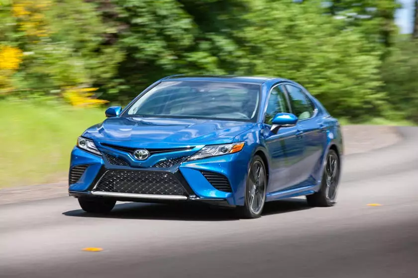 2018-2021 Toyota Camry Tre fjärdedels främre vänster sidovy i rörelse