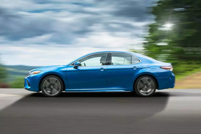 2018-2021 Toyota Camry från vänster i rörelse