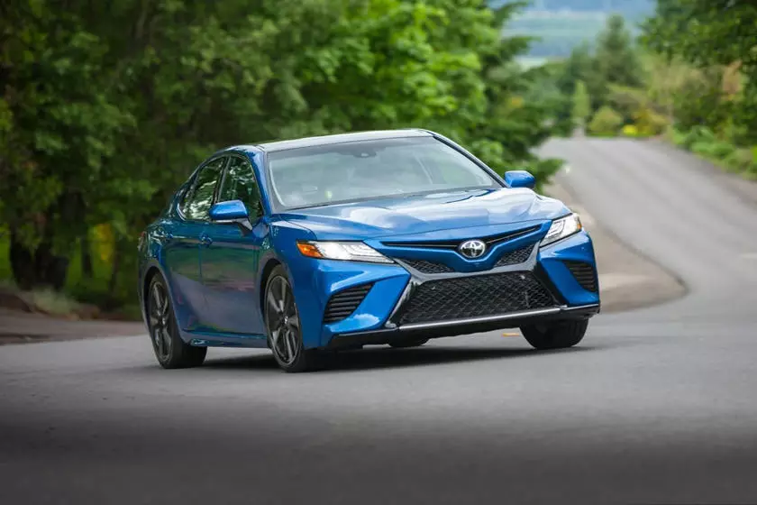 Toyota Camry 2018-2021 Vista lateral direita frontal de três quartos