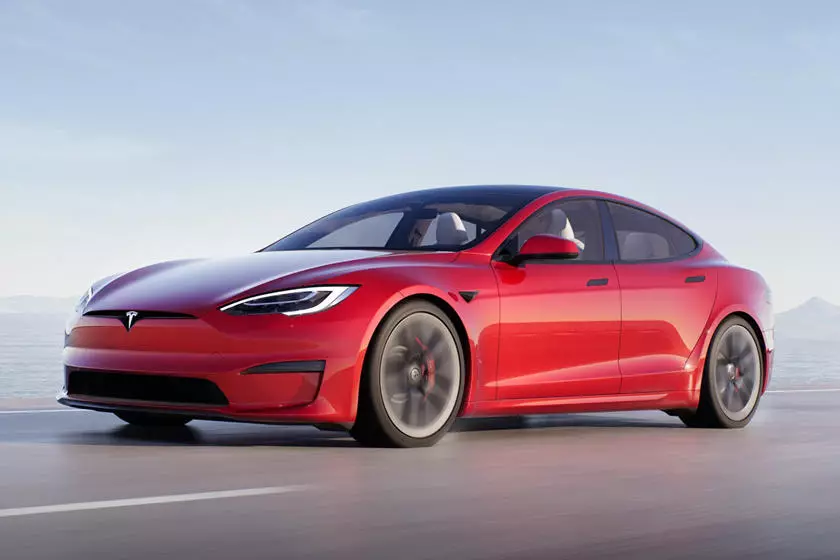 2021 Tesla Model S Plaid vista frontale alla guida