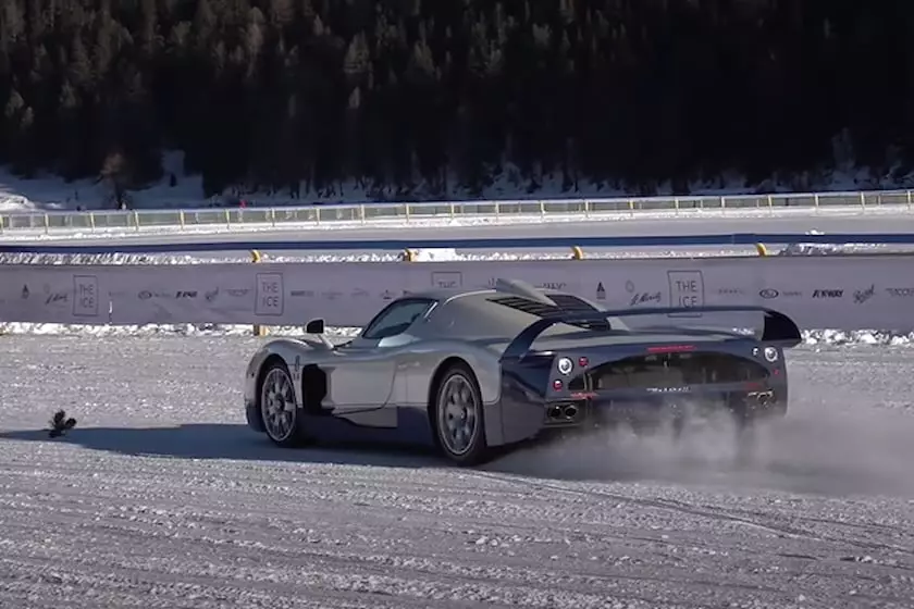 Kijk hoe de Maserati MC12 uitglijdt en glijdt in de sneeuw 20259_1