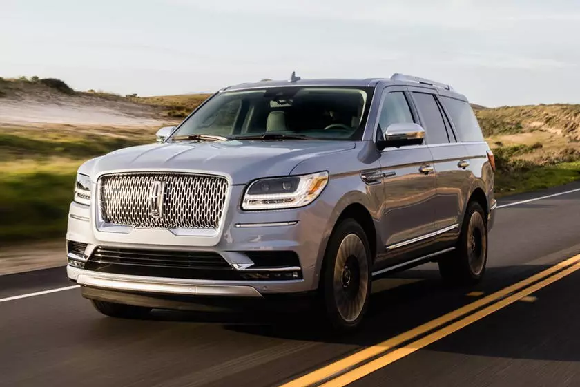 2018-2019 Lincoln Navigator Front View Driving
