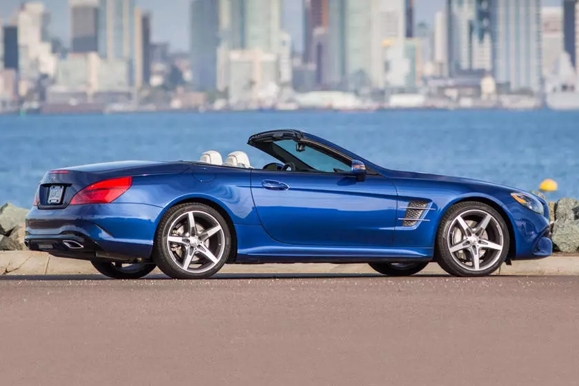 2017-2020 оны Mercedes-Benz SL Roadster хажуу тал руугаа харсан