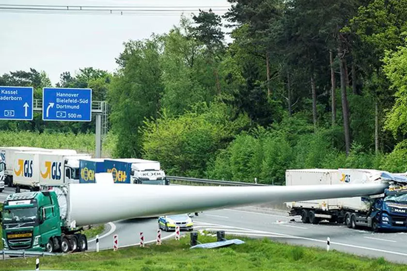 Nəhəng Külək Turbini Almaniya Avtobanında Yük Maşını Əzdi