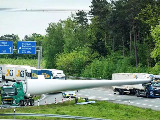 Obří větrná turbína drtí kamion na německé dálnici 2039_1