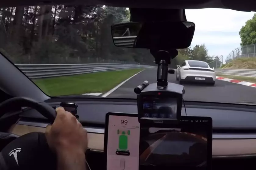 Katso, kuinka Tesla Model 3 metsästää Porsche Taycania Nürburgringilla 20434_3