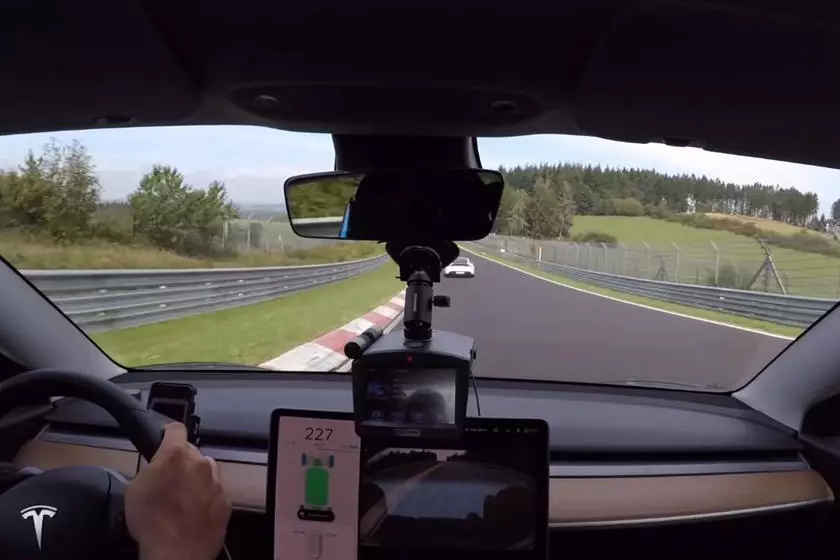 Katso, kuinka Tesla Model 3 metsästää Porsche Taycania Nürburgringilla 20434_4