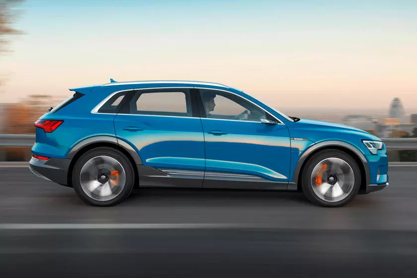 2019 Audi e-tron profaịlụ dị n'akụkụ aka nri