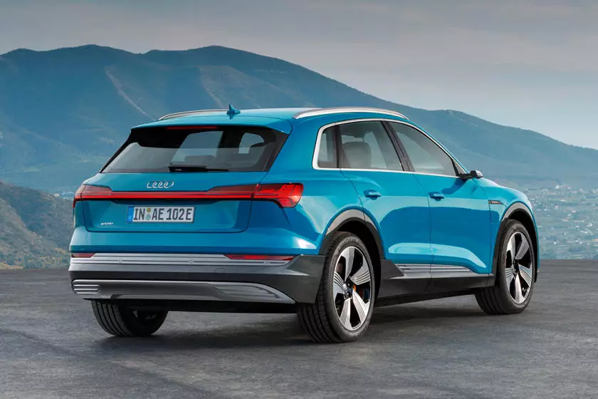 2019 Audi e-tron Арткы үч чейрек оң жагындагы көрүнүш