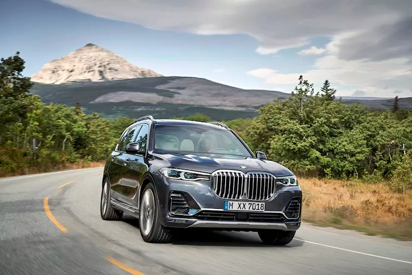 2020-2022 BMW X7 Front View na Pagmamaneho