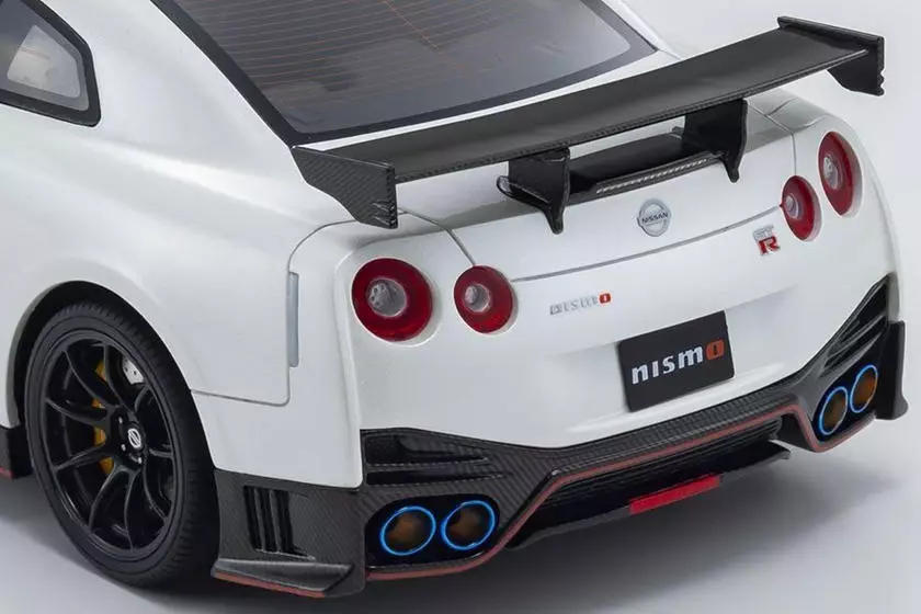 Ky Nissan GT-R Nismo me detaje qesharake është jashtëzakonisht i rrallë 20543_6