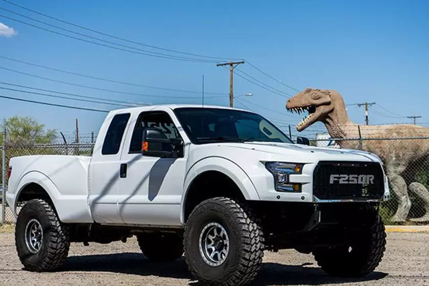 A ya Nipasẹ aginjù Arizona Ni Ibinu F-250 SuperRaptor kan