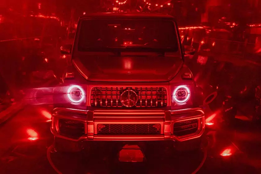 Mercedes Tpoġġi G-Class F'pillola Ħamra Ġganti Għal Film Matrix Ġdid 20698_2