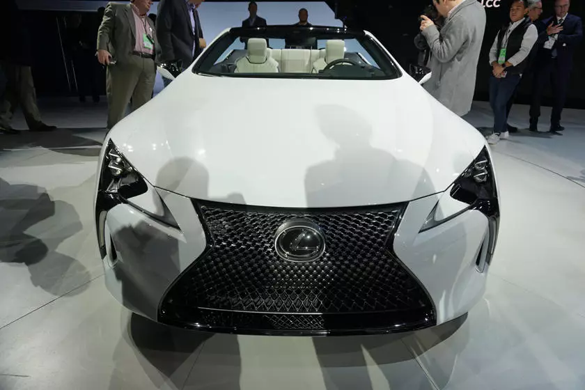 Концепт Lexus LC Convertible просто приголомшливий у металі 20701_2