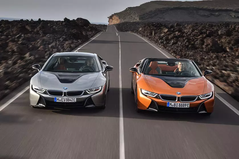 2019-2020 BMW i8 Coupe Ngarep View Driving