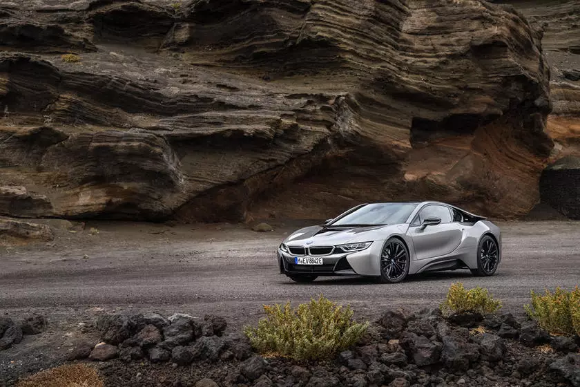 2019-2020 BMW i8 קופה מבט זווית קדמית