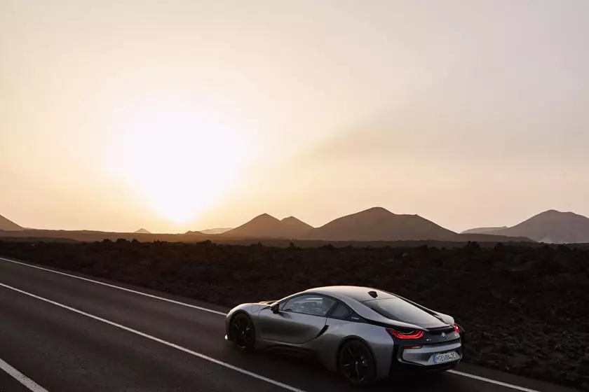 2019-2020 BMW i8 Coupe framifrån körning