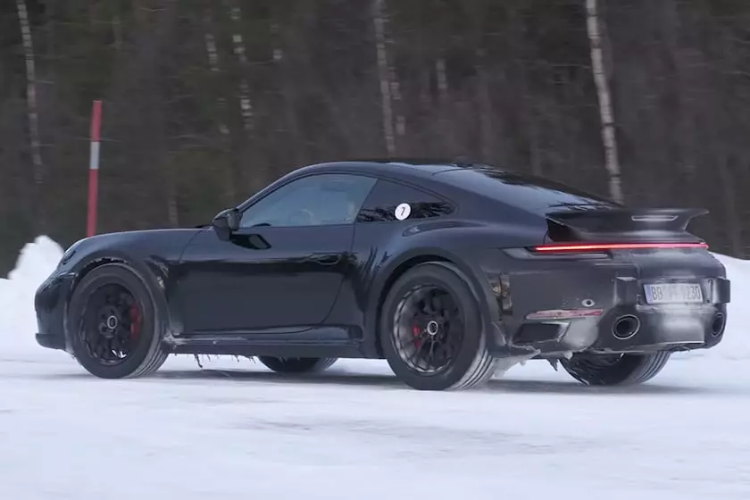 Porsche 911 Safari Wo ọtun Ni Ile Ni Snow 20772_1