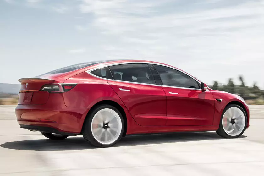 2017-2019 Tesla Model 3 Braukšana ar sānskata skatu