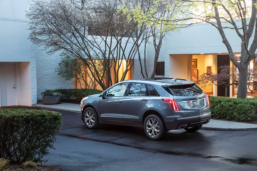 2020-2021 Cadillac XT5 מבט זווית אחורית