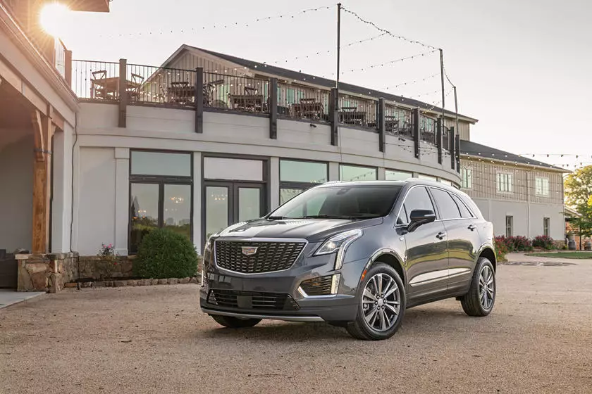 2020-2021 Cadillac XT5 מבט זווית קדמית