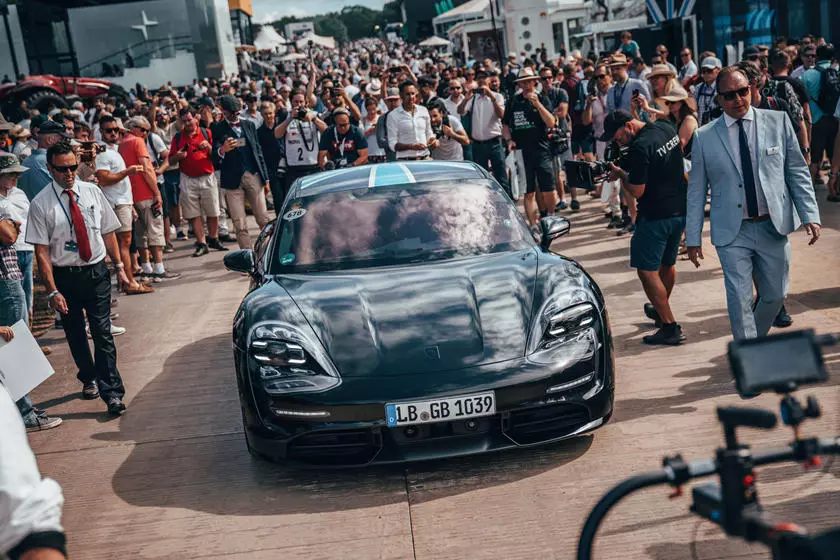 Debiut Porsche Taycan nastąpi wcześniej, niż myśleliśmy 21062_2