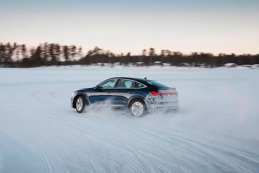 Nuwe Audi e-tron Sportback Spied geniet pret in die sneeu 21132_6