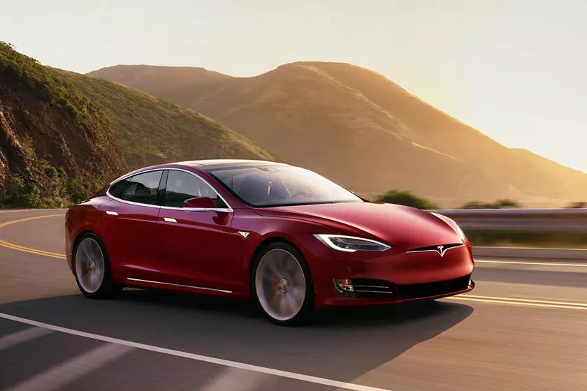 Tesla Model S 2017-2021 гг., вид спереди за рулем