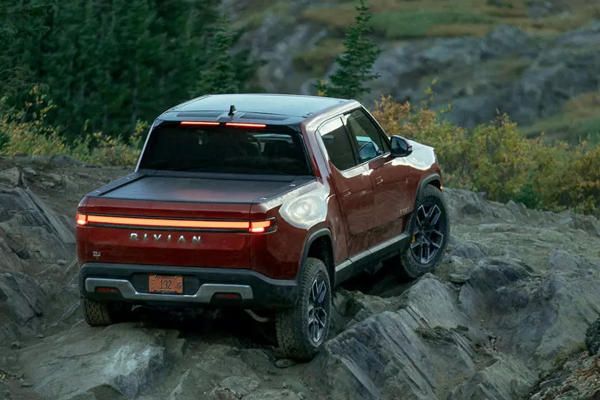 د 2022 Rivian R1T ټرک وروسته لید