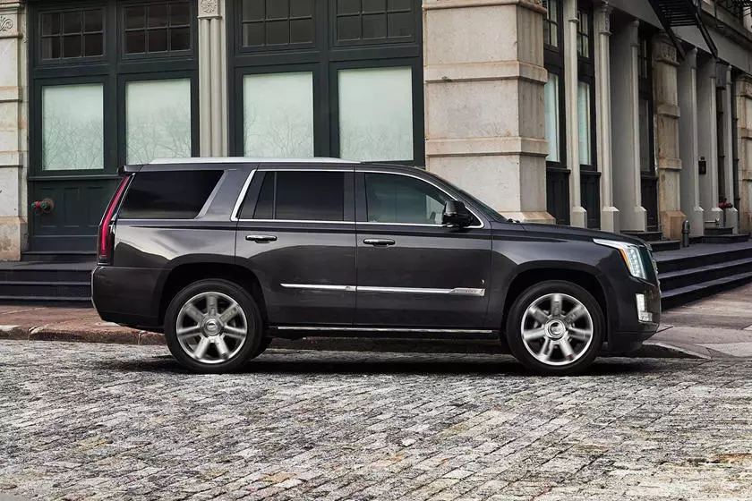 2020 Cadillac Escalade получава луда отстъпка 21187_4