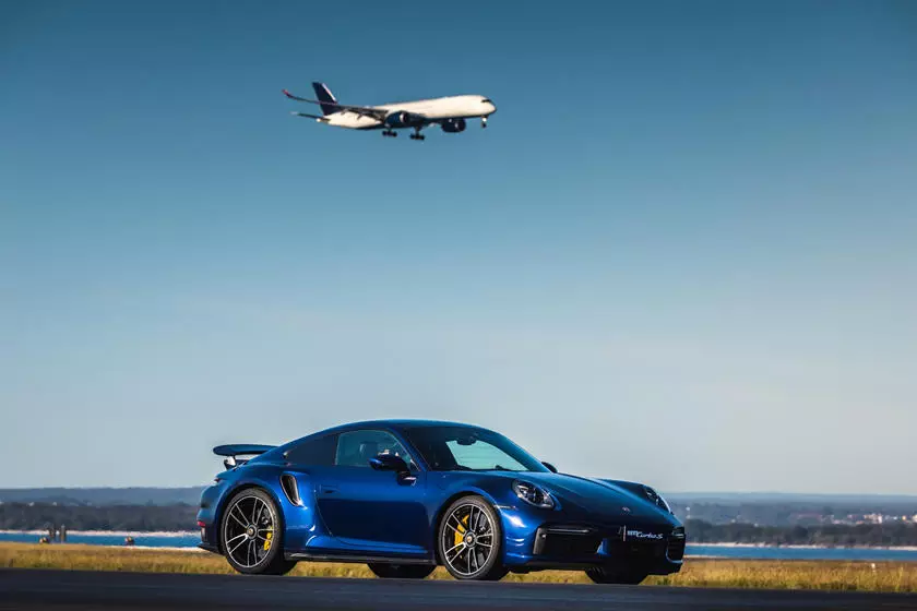 Skatieties Porsche 911 Turbo S, kas sasniedz 186 jūdzes stundā uz lidostas skrejceļa 21248_10