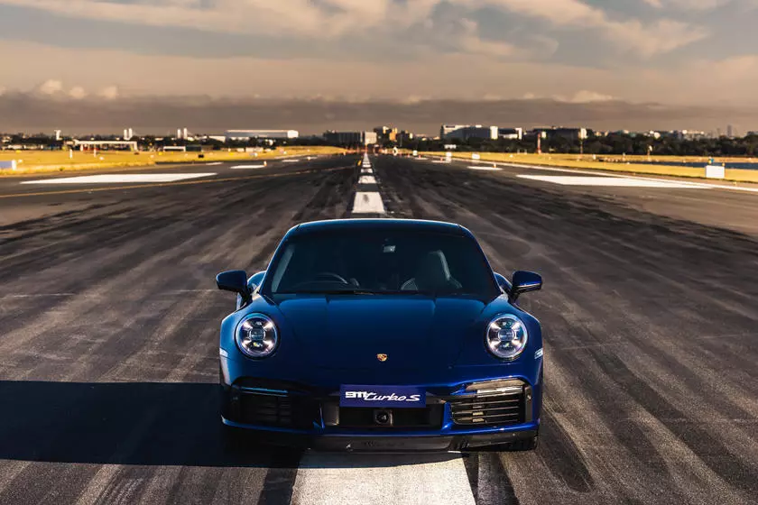 Vaadake Porsche 911 Turbo S, mille kiirus on 186 miili tunnis lennujaama rajal 21248_3