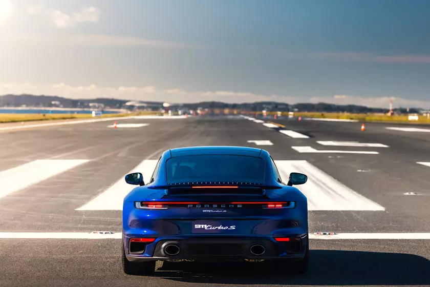 Mira cómo el Porsche 911 Turbo S alcanza las 186 MPH en la pista del aeropuerto 21248_5