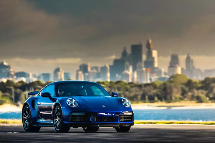 Vaadake Porsche 911 Turbo S, mille kiirus on 186 miili tunnis lennujaama rajal 21248_7