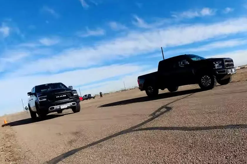 Drag Race: Ram 1500 TRX Vs. فورد F-150 رپتور 21287_3