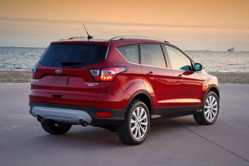 Vista lateral dereita de tres cuartos traseira do Ford Escape 2017-2019