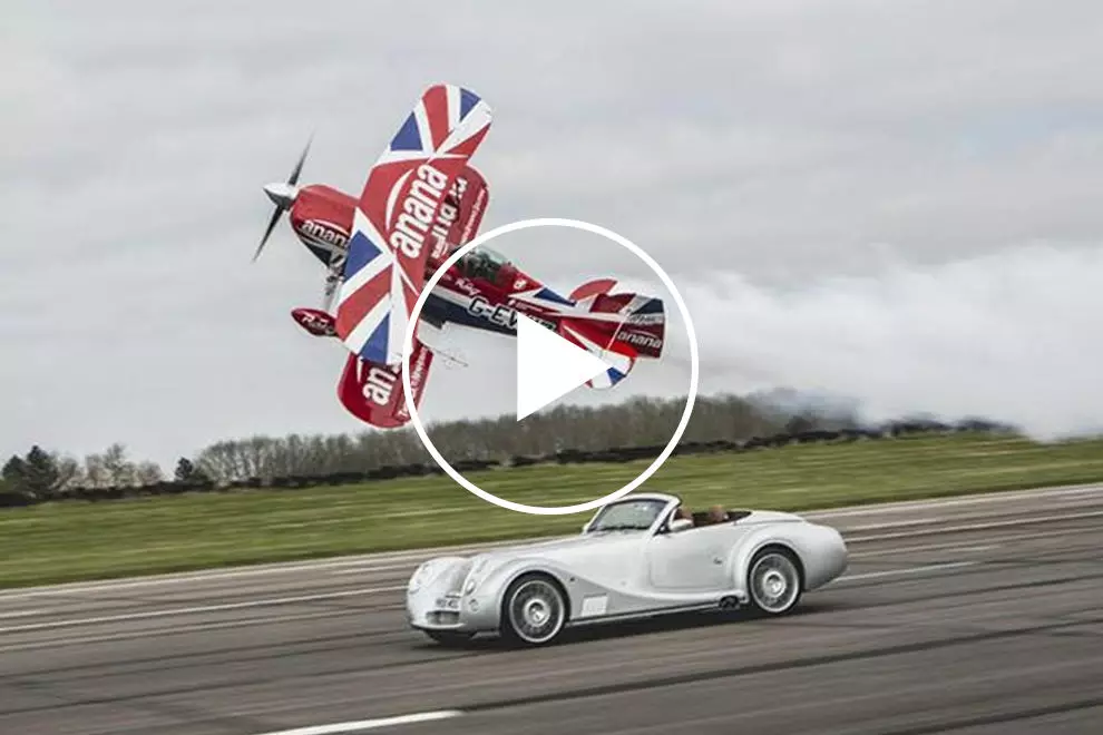 Regardez une course Morgan Aero 8 contre un avion de voltige juste pour le plaisir