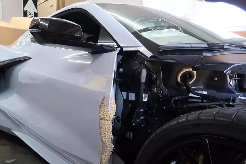 Alguien reparó un Chevrolet Corvette 2020 estrellado con fideos ramen 21714_1