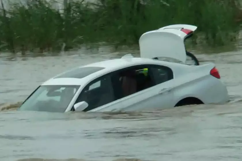 Korlanmış Brat Yaquar Almadığı üçün BMW-ni Çaya Sürdürdü 21737_1